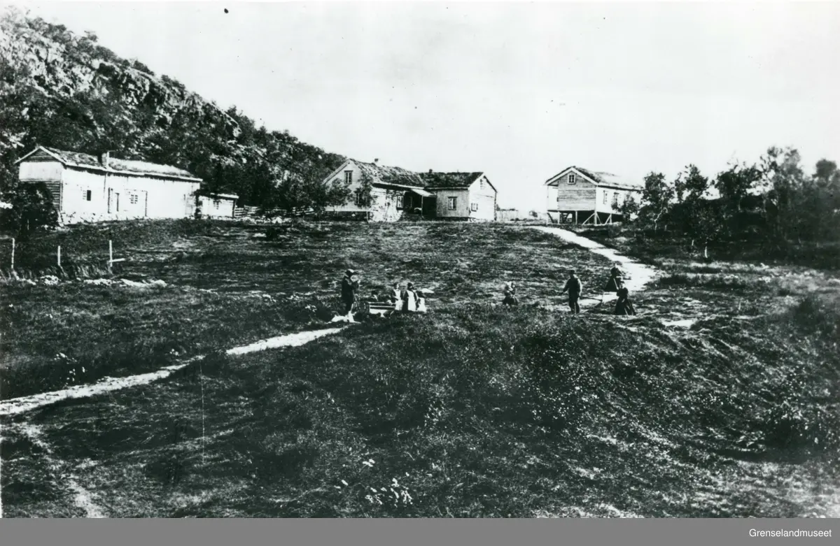 Lensmannsgården til Magnus Christian Klerck på Elvenes. Menneskene på ...