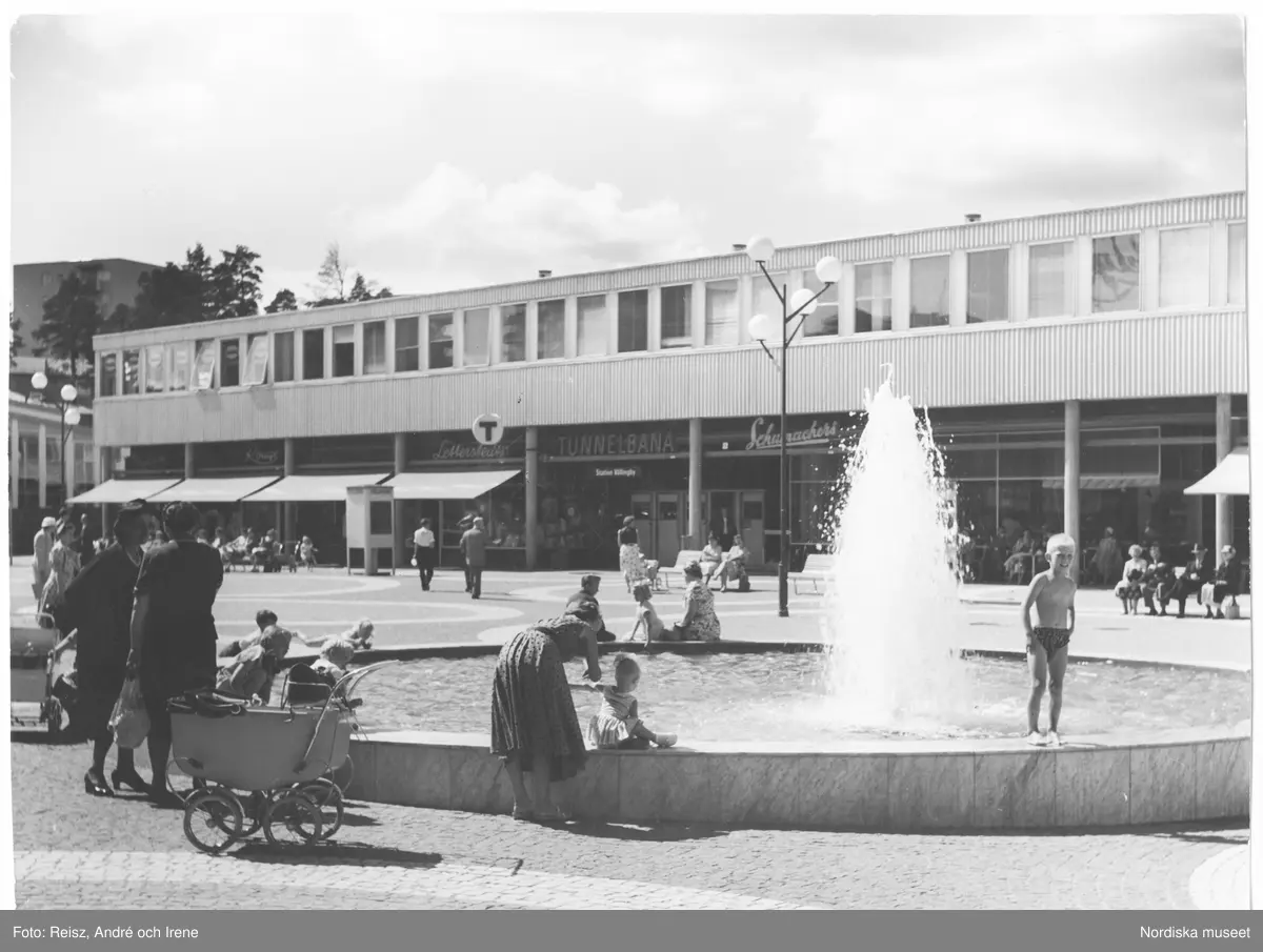 Stockholm. Vällingby centrum, tunnelbanan och Vällingbytorg med ...