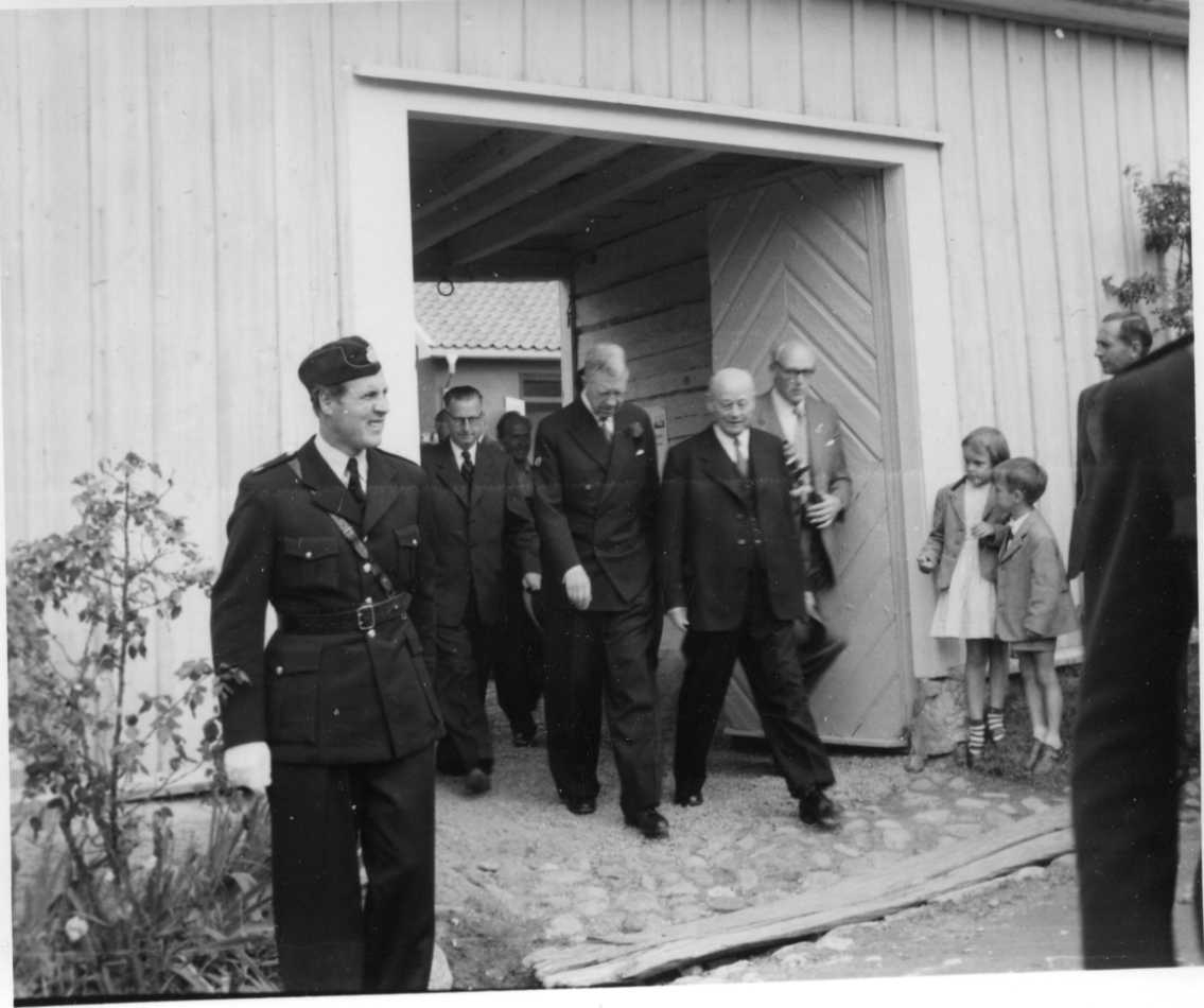 Kung Gustaf VI Adolf och Ivar Ekvall med flera lämnar Andréemuseet via ...