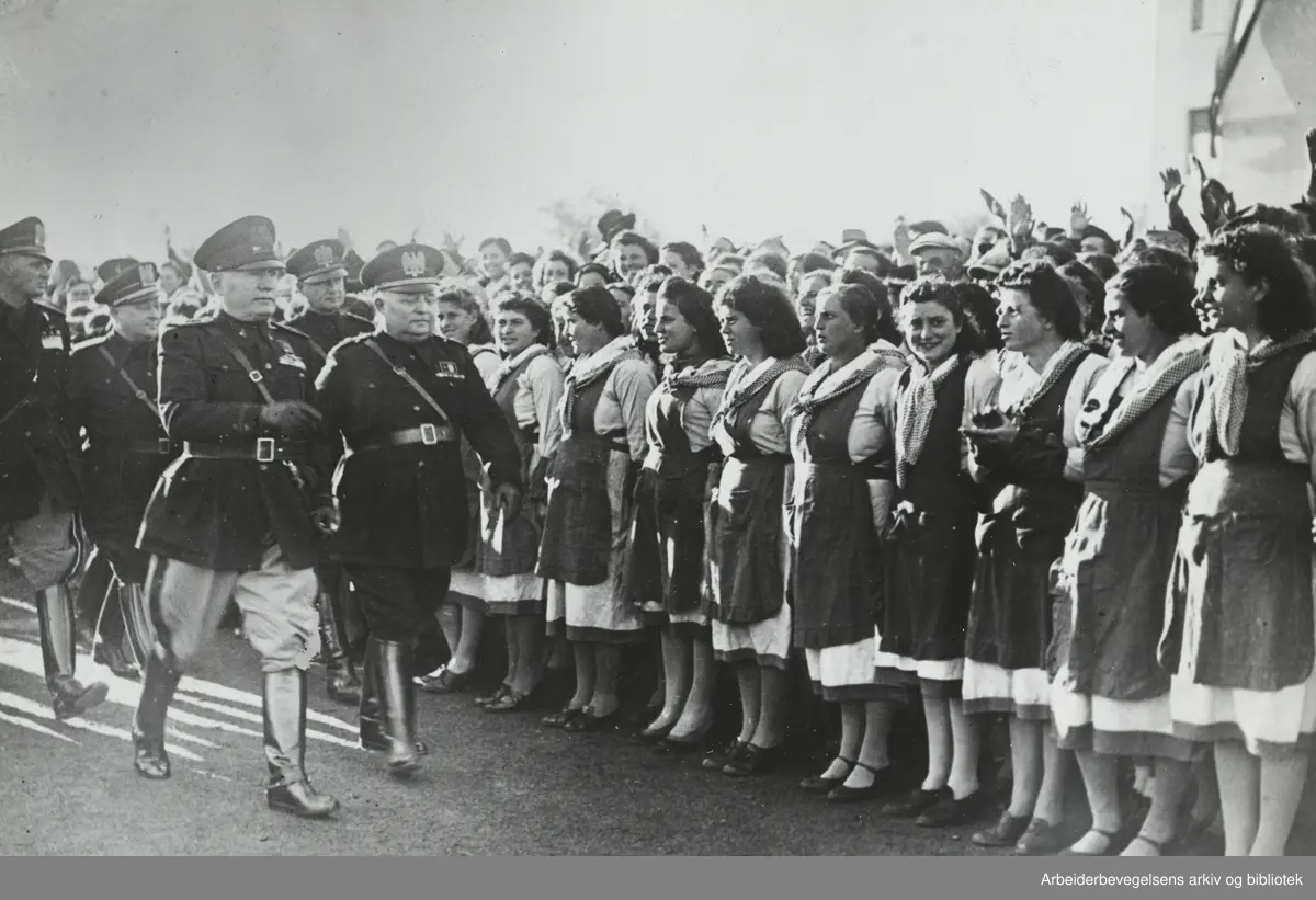 Mussolini foretar åpningen av en fabrikk i utkanten av Roma og ...