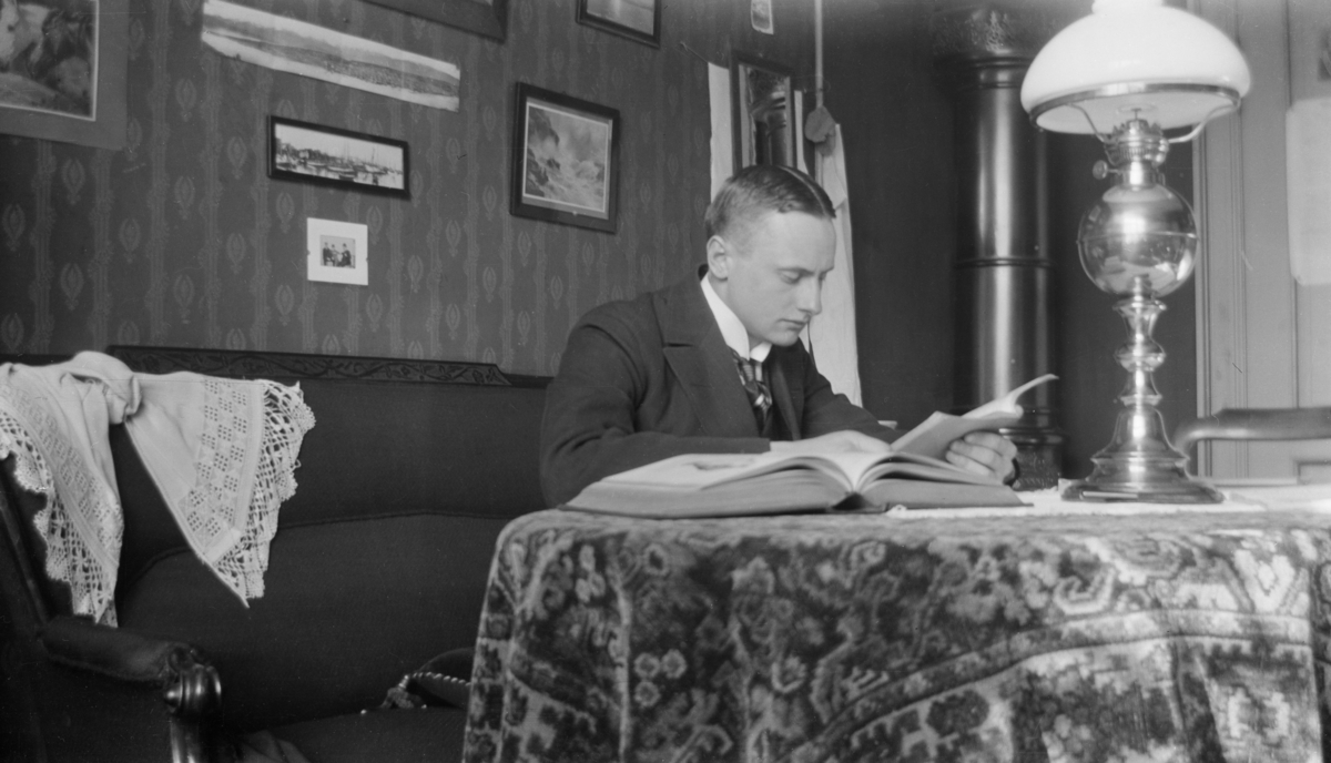 En student ved Veterinærhøyskolen i København som sitter og leser - Maihaugen / DigitaltMuseum