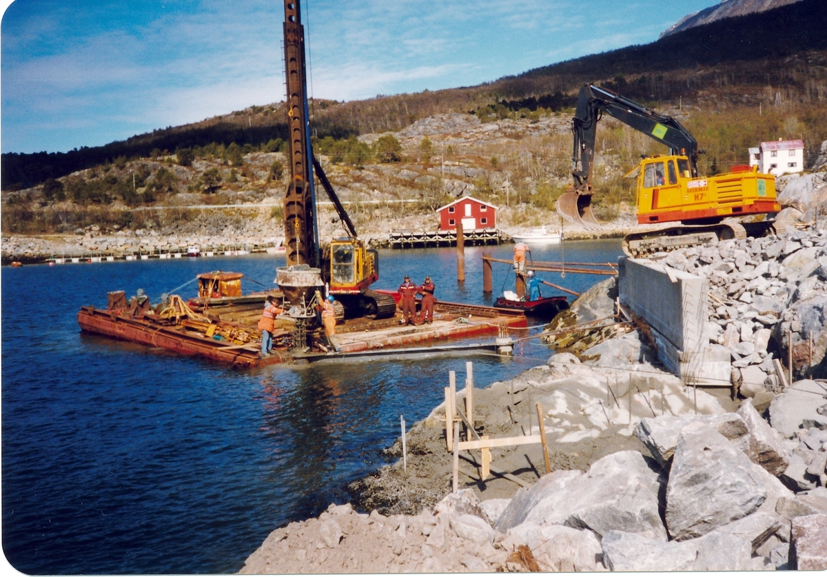 Bygging av kai i Skrolsvik 1998. - Midt-Troms Museum / DigitaltMuseum