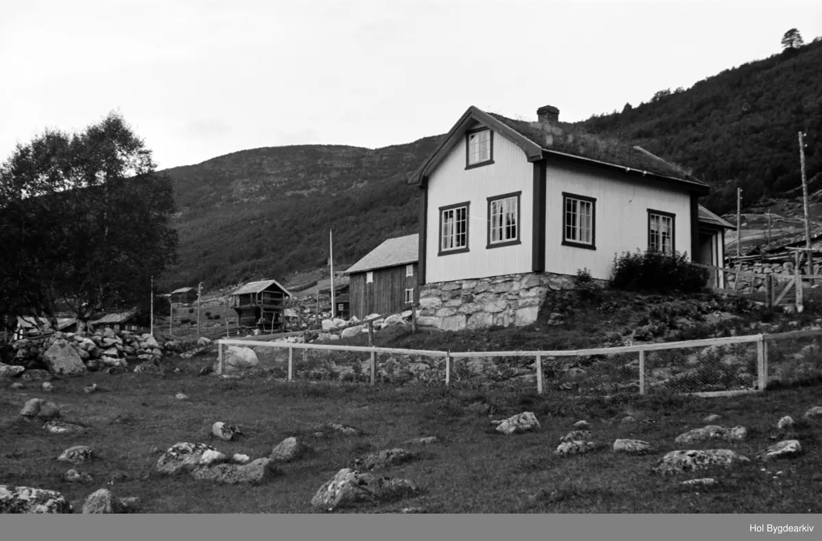 Gardsbruk, våningshus, stugu, hage, gjerde, - Hol Bygdearkiv ...