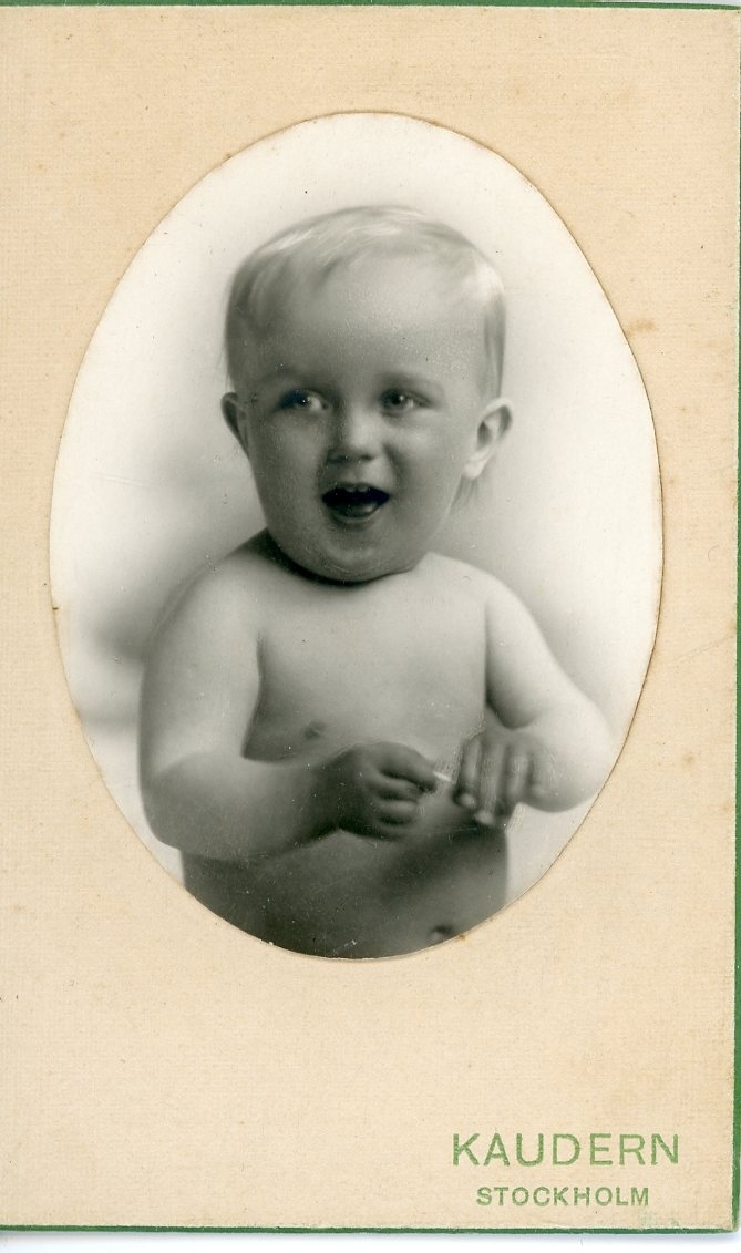 Kabinettsfotografi: ett okänt litet barn med bar överkropp, hen ...