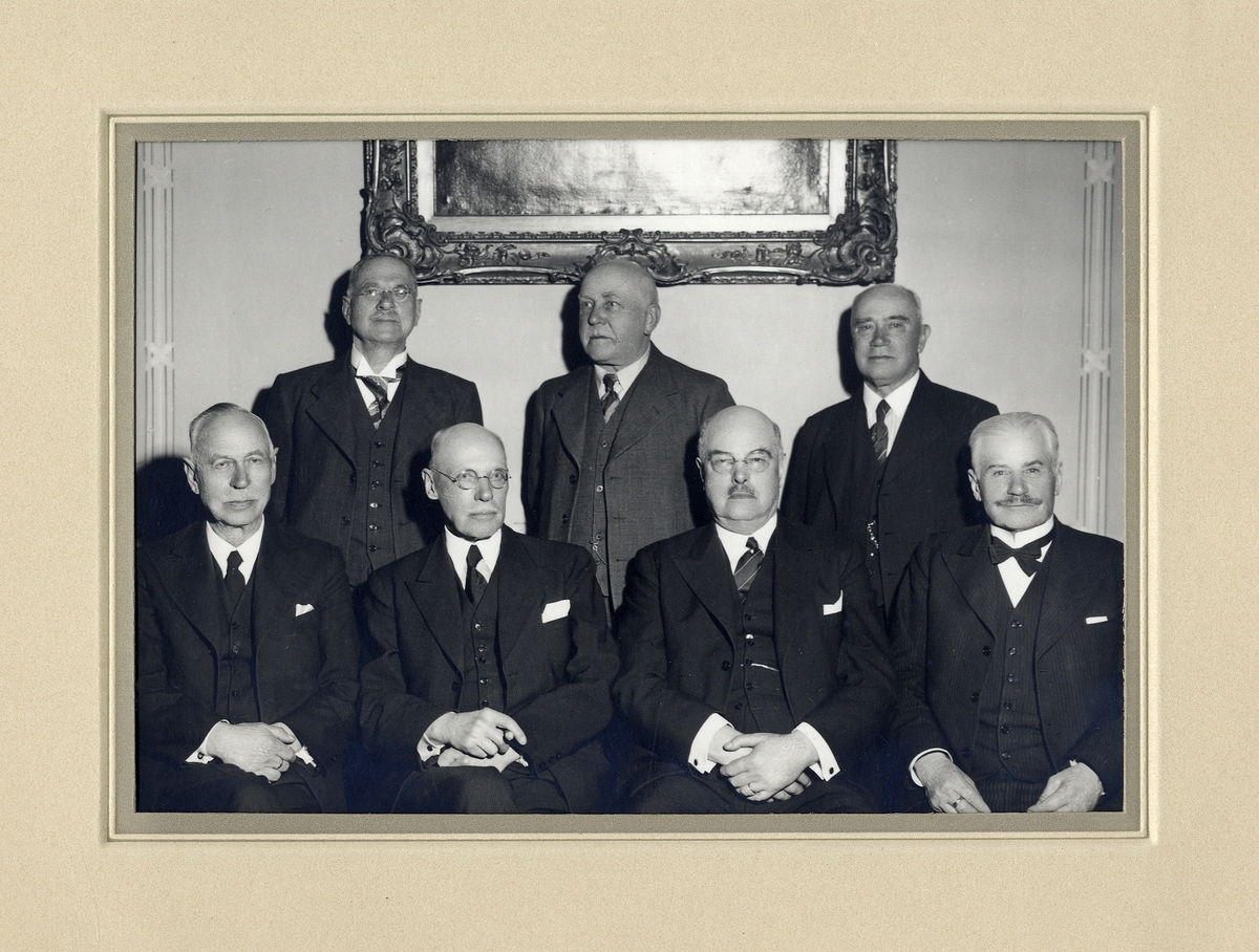 Ett antal äldre herrar har samlats för 50-års jubileum av sin ...