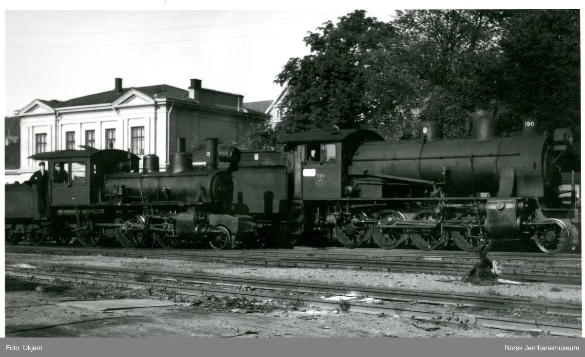 Larvik stasjon med normalsporet damplokomotiv type 22b nr. 190 og ...