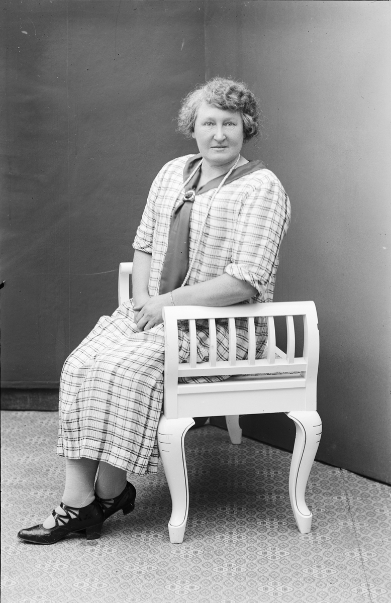 Ateljéporträtt - kvinna, Alunda, Uppland - Upplandsmuseet / DigitaltMuseum