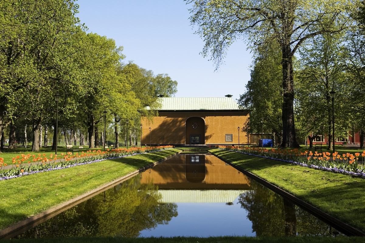 Värmlands Museum med Cyrillushuset och spegeldammen. - Värmlands Museum ...