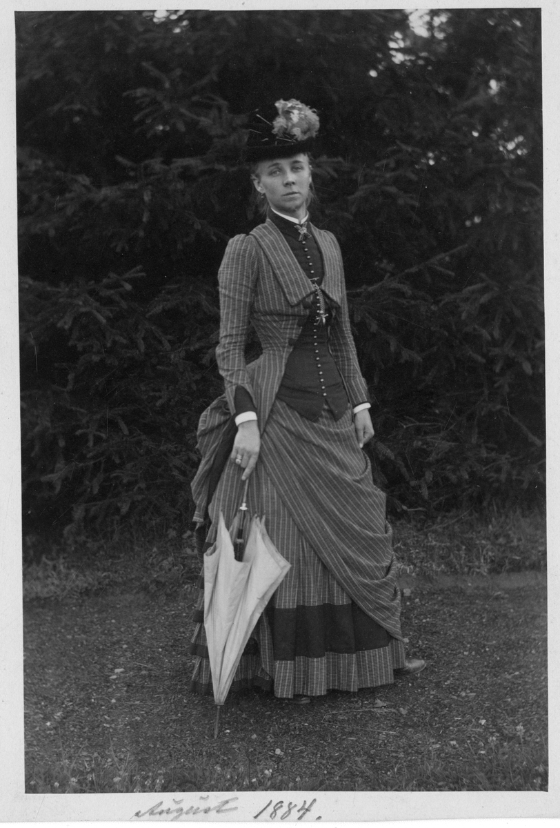 Fotoalbum etter Ulefoss Hovedgaard og familien Aall. Fotoalbum som ...