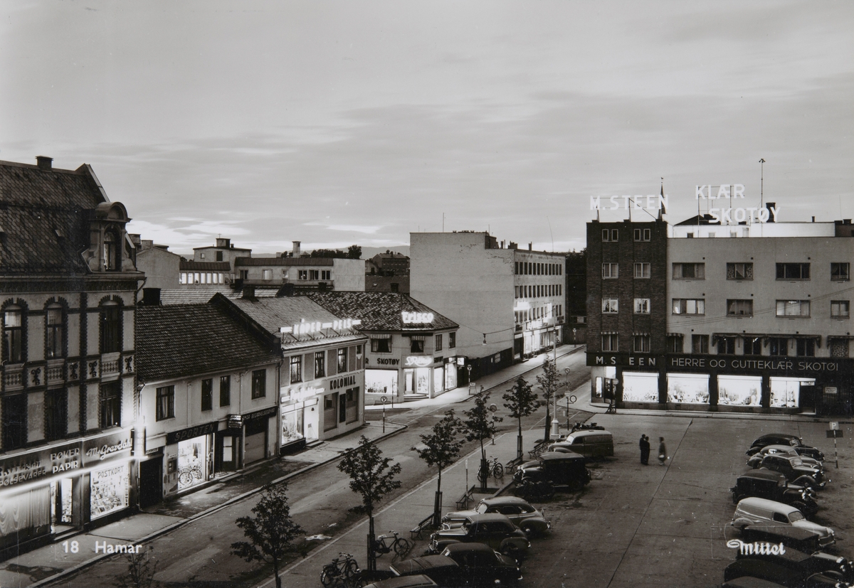 Postkort, Hamar, Østre Torg, gatelys, forretninger i Torggata, - Anno ...