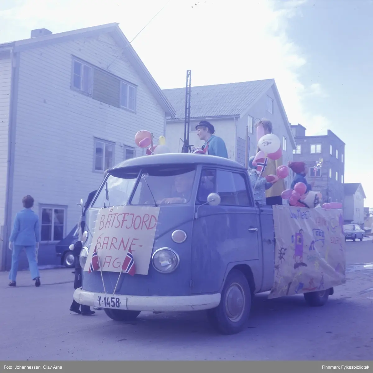 17. mai tog i Båtsfjord Båtsfjord barnehage markerer i Volkswagen ...