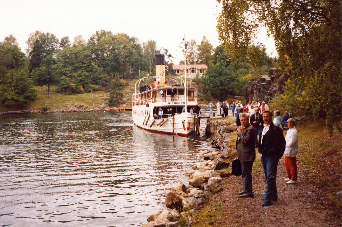 Skogsö brygga, september 1998. Skärgårdsbåten Blidösund har lagt till ...