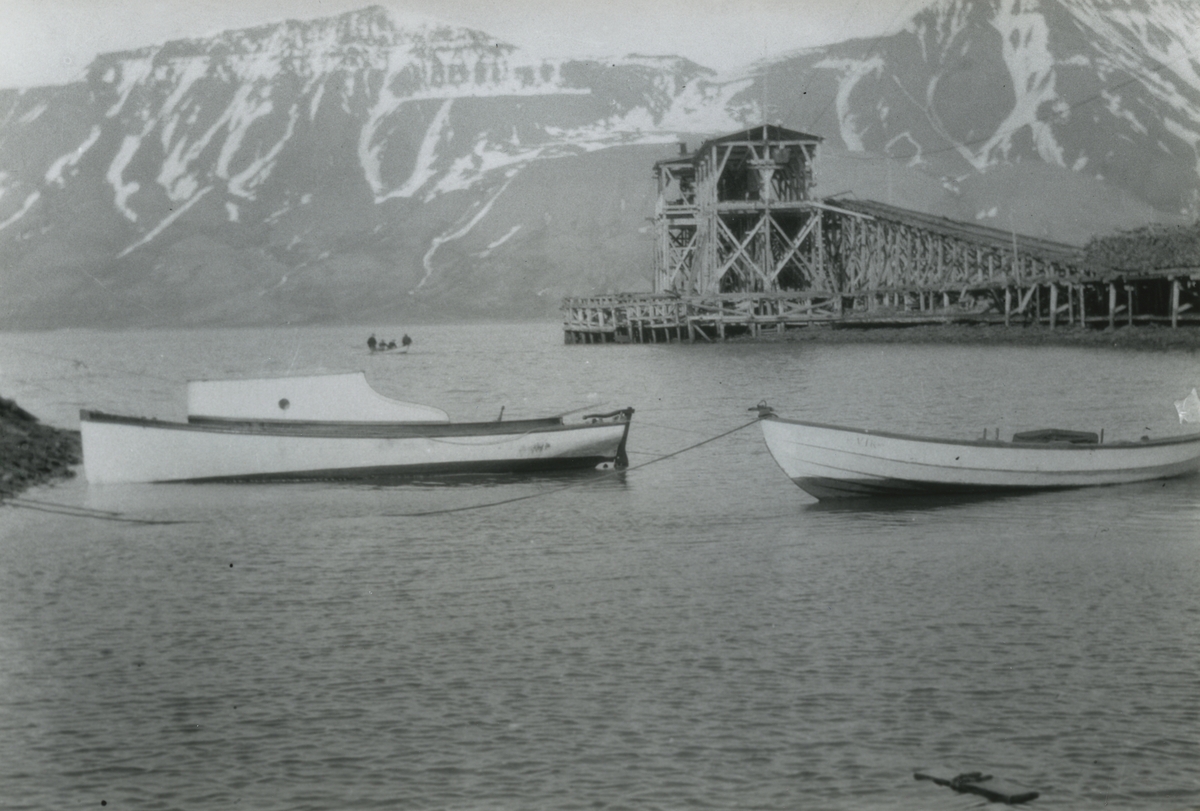 Småbåter i fjæra ved kaien i Longyear City - Svalbard museum ...