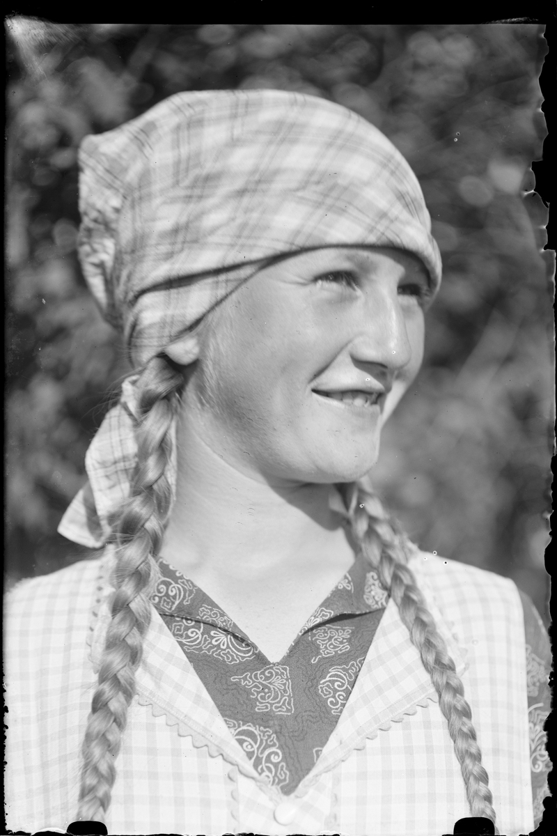 Portrett. Kvinne med fletter og rutete skaut på hodet. Fotografert ...