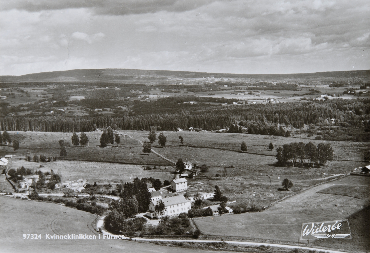 Postkort, Ringsaker, Furnes, flyfoto av Furnes Kvinneklinikk, etablert ...