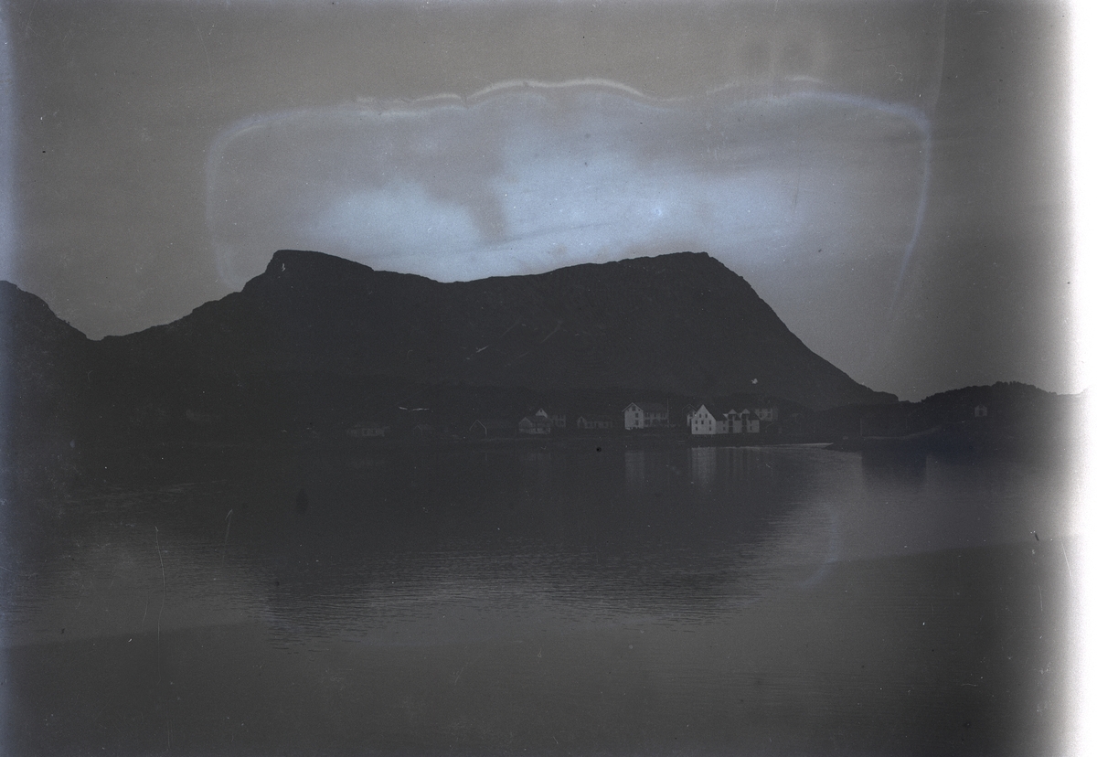 Husene på norske kysten. Bildet var i boksen SVB 3003 - Svalbard museum ...