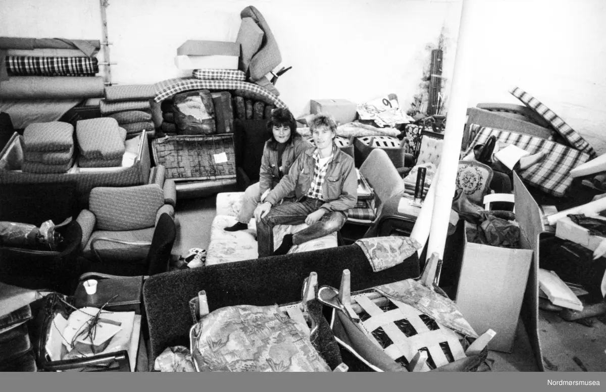 Evy og møbeltapetserer Arnt Ivar Maridal inne i møbelverkstedet i ...