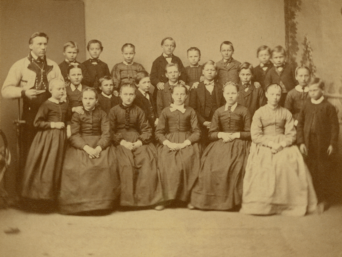 Lærar Eivind Eriksson Forberg med ei skuleklasse frå tida han var lærar ...