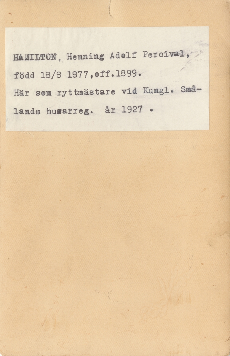 Porträtt av Percy Hamilton, ryttmästare vid Smålands husarregemente K 4 ...