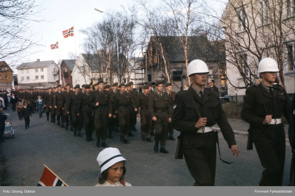Garnison Sør-Varanger (GSV) marsjerer i Kirkenes borgertog 17. mai 1963 ...