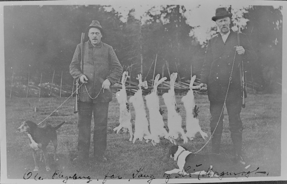 Etter harejakt på Øvre Kopseng, ca. 1912. Fra venstre: hunden "Saug ...