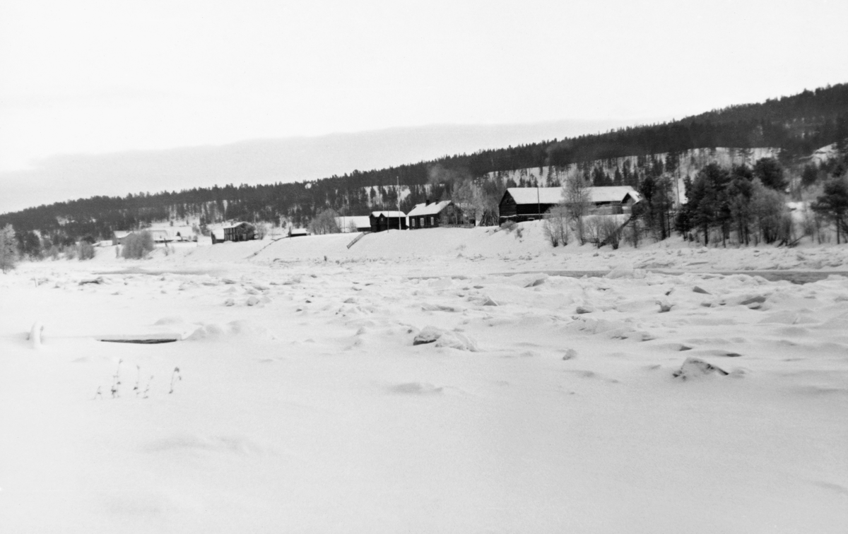 Snødekt elveløp der det hadde vært isgang. Fotografiet er sannsynligvis ...