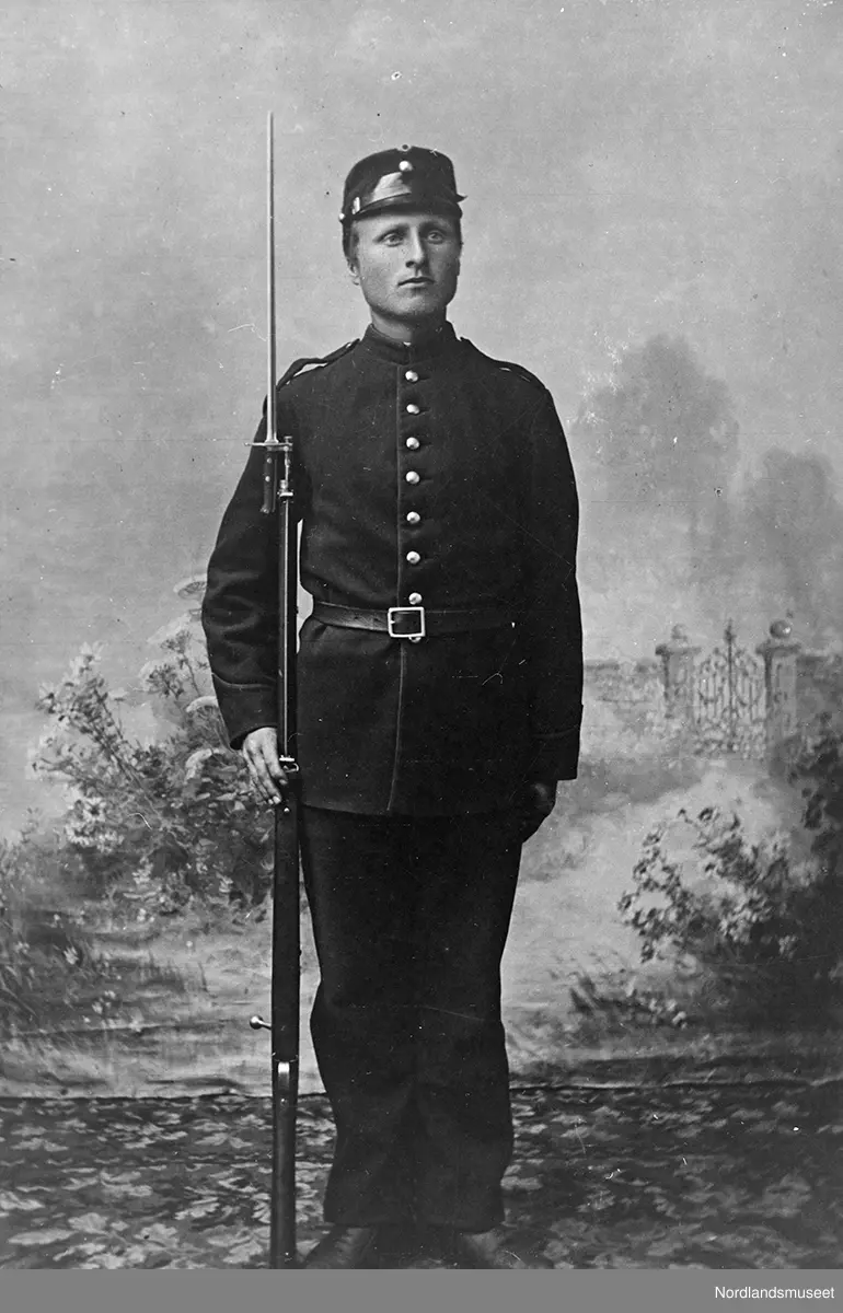 Portrett av Alfred Danielsen i militæruniform og gevær ...