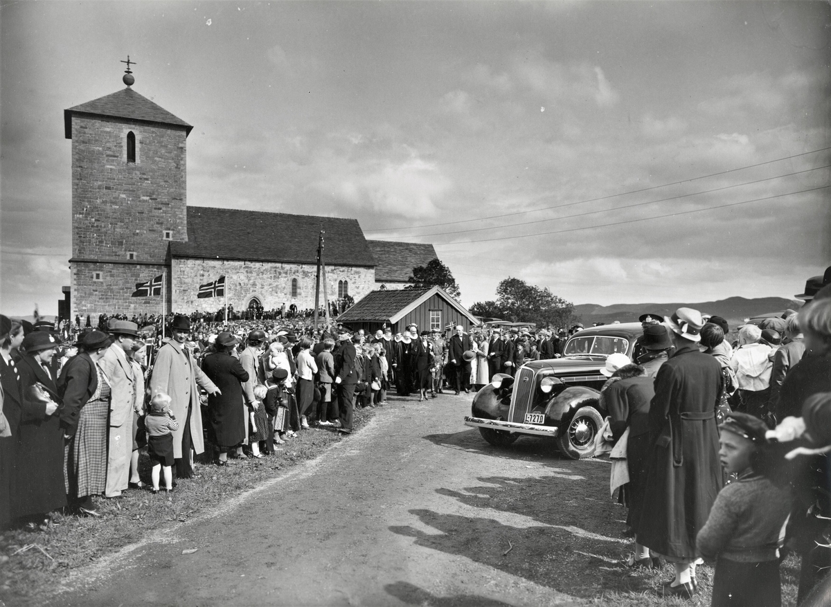 Kronprins Olav og kronprinsesse Martha på vei bort fra Olavskirka på ...