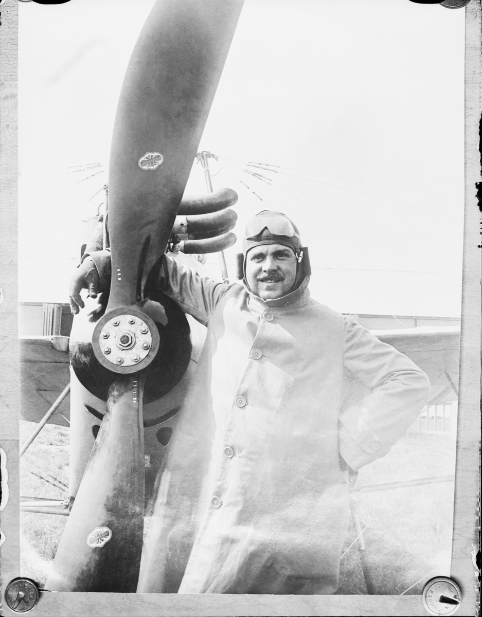 Porträttfoto av pionjärflygaren Karl Illner vid propeller på ett ...