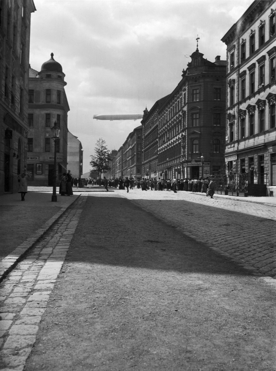 Militärt luftskepp i luften över gata i Wien i Österrike-Ungern ...
