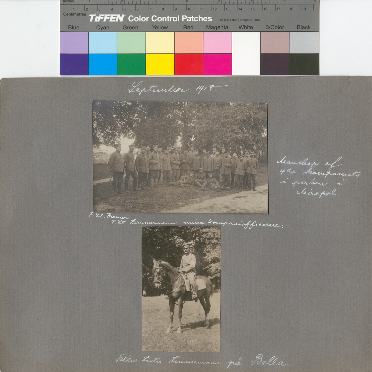 Text i fotoalbum: "September 1918. Manskap af 4de kompaniet i parken i ...