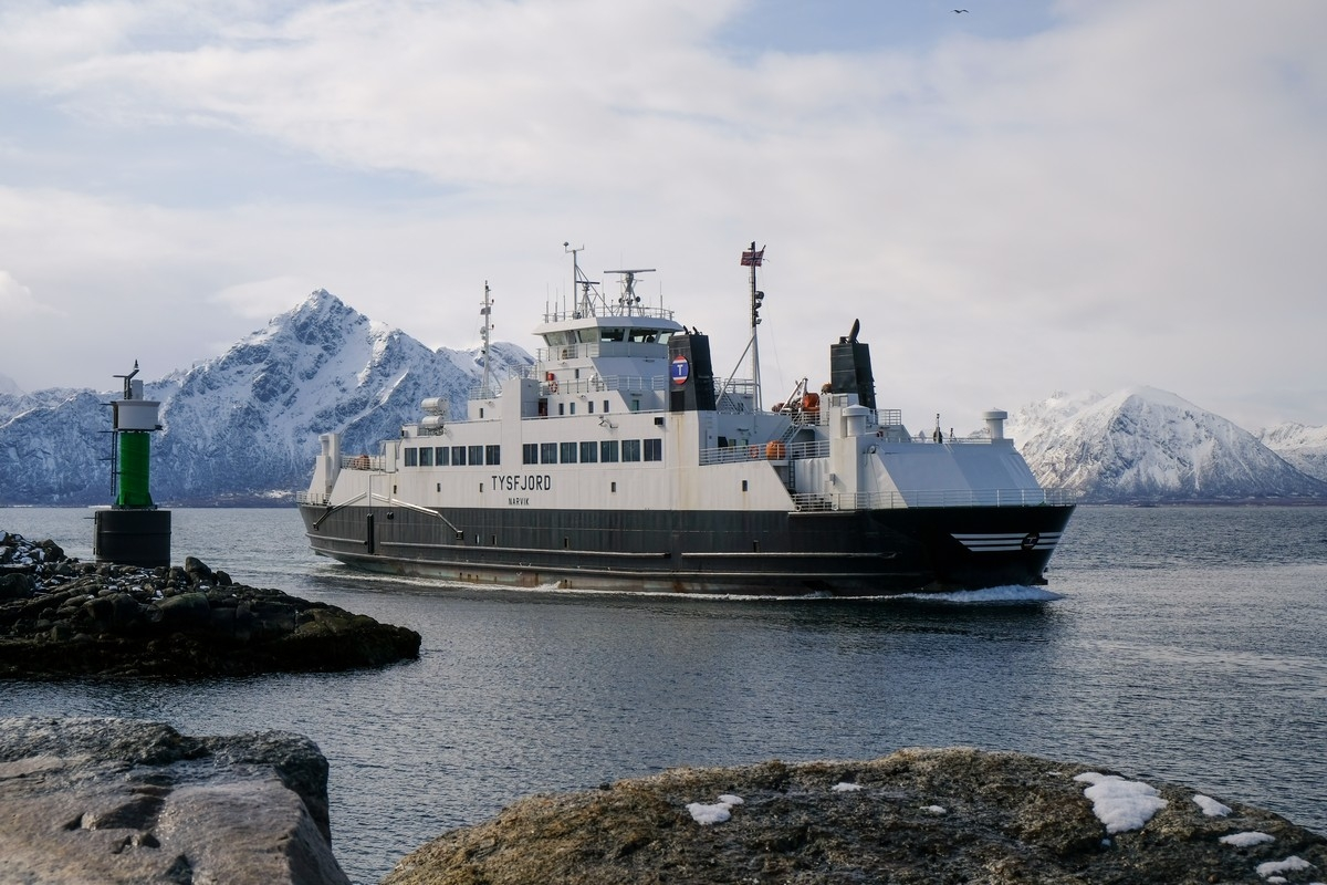 Melbu: Ferge inn i havn fra Fiskebøl. Melbu, 3. mai 2022. Foto: Harald ...