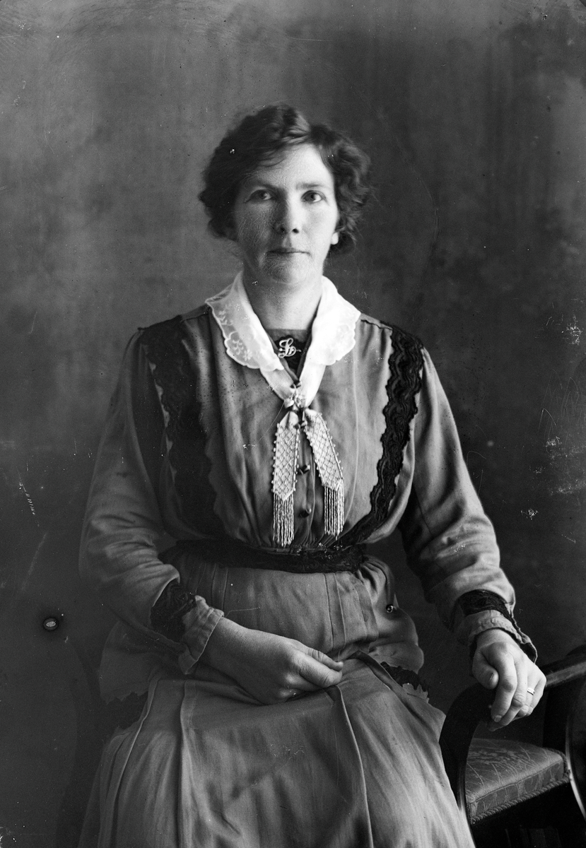 Louise Brekken, portrett. - Mjøsmuseet / DigitaltMuseum