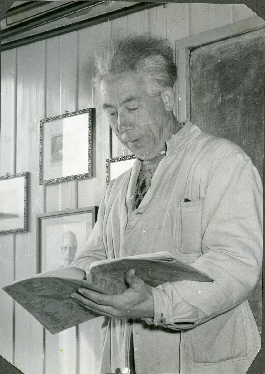 Erling Lian. Han var lærer i Dokken og Nesbyen. Dette er på Dokken ...