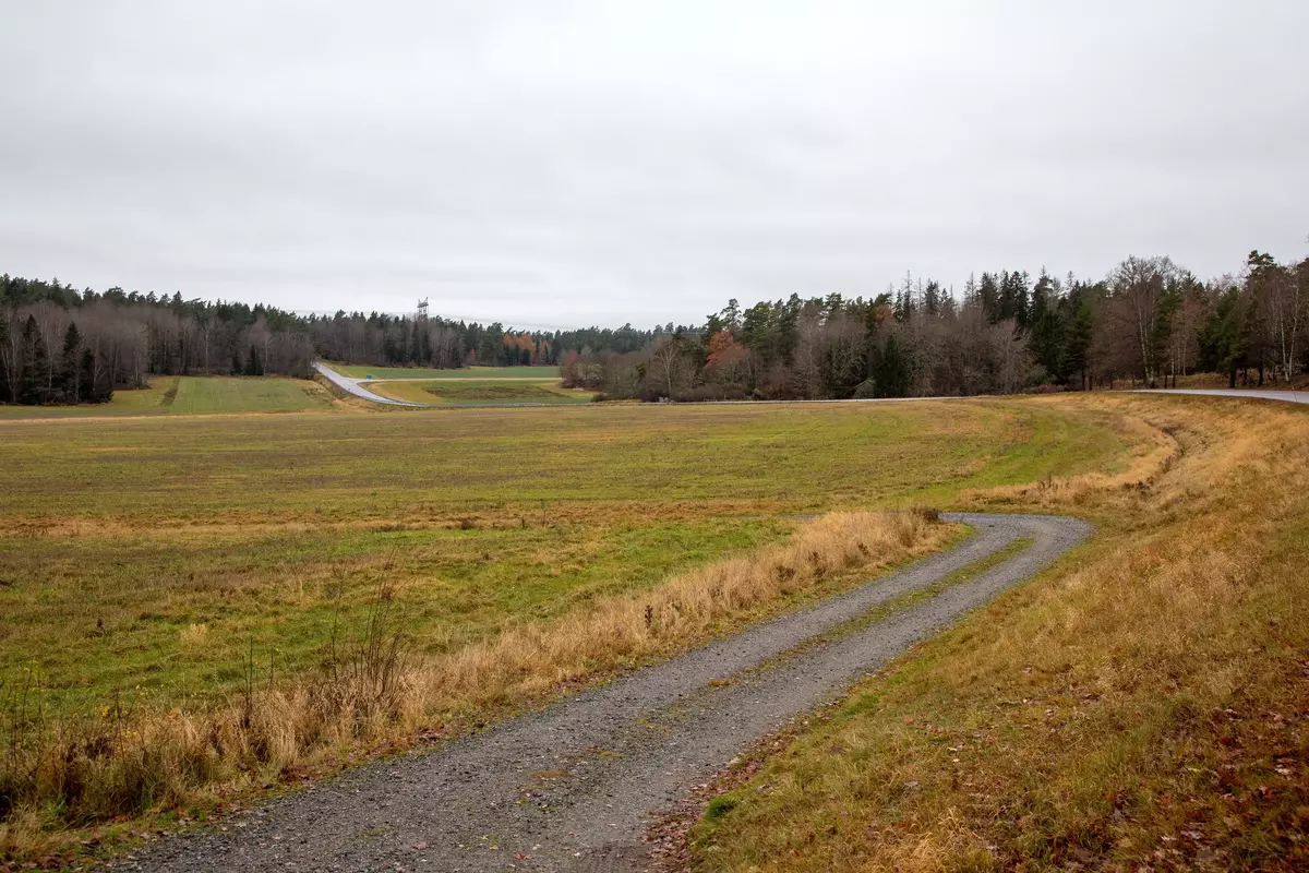Fotografering längs gamla Göta landsväg. Nutida väg som går längs den ...