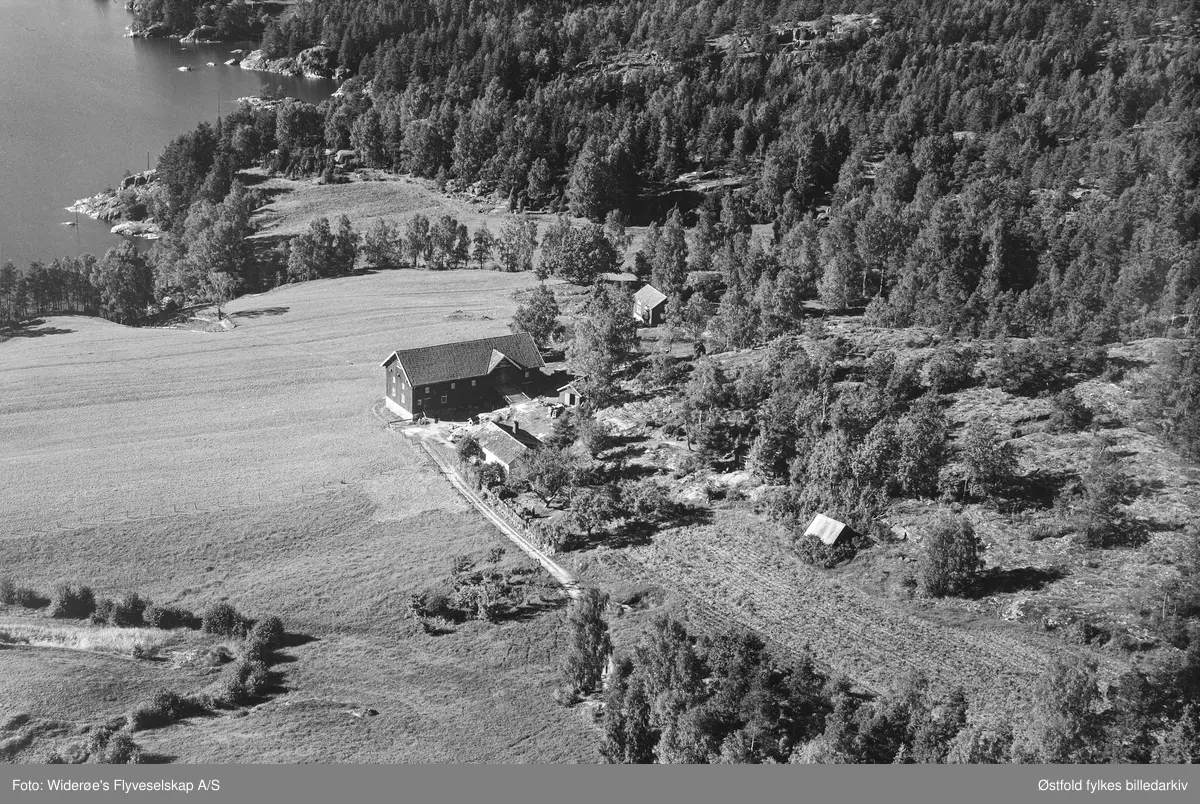 Oversiktsbilde over Kingsrød gård i Varteig, flyfoto 1951. - Østfold ...