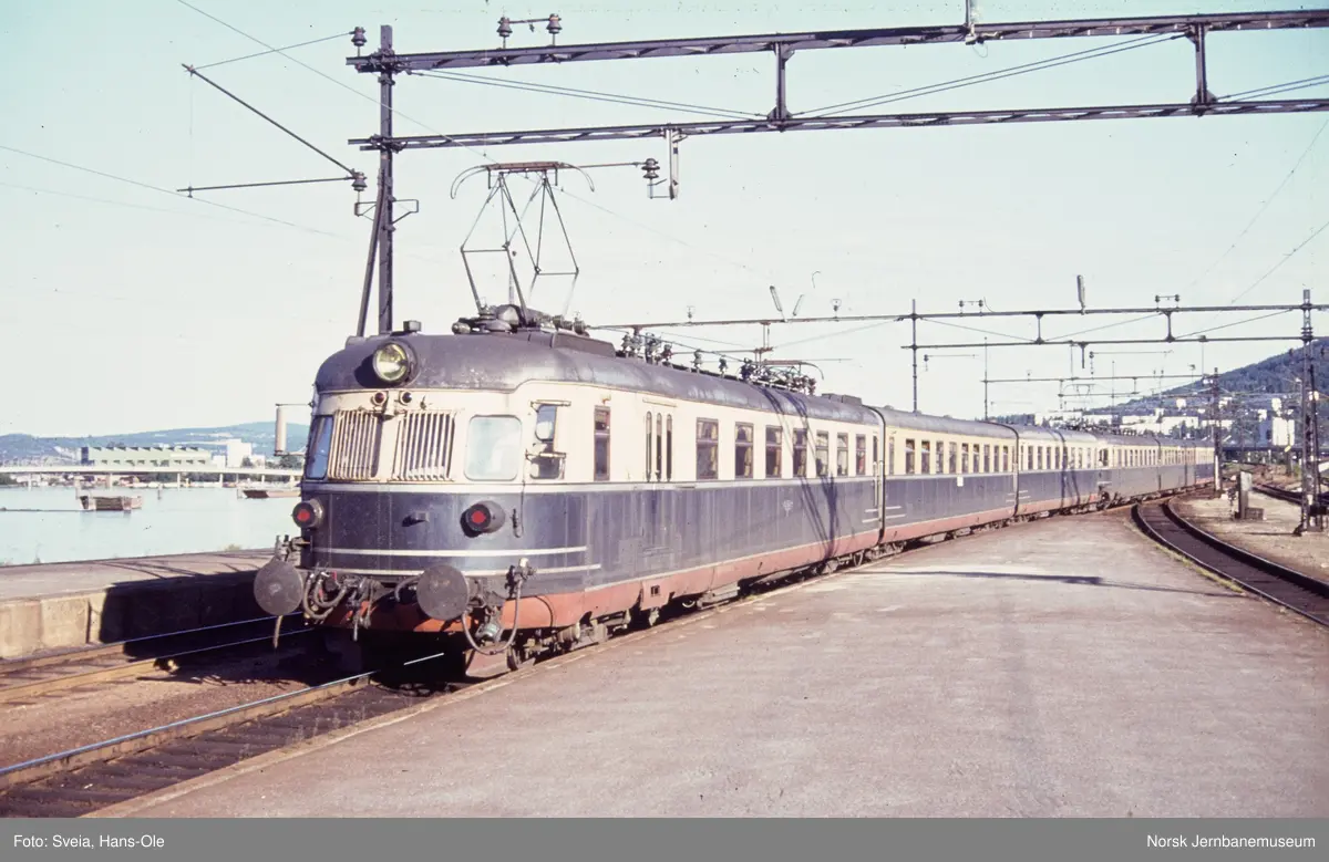 Elektriske motorvognsett type 66 med hurtigtog til Oslo V, tog 806, på ...
