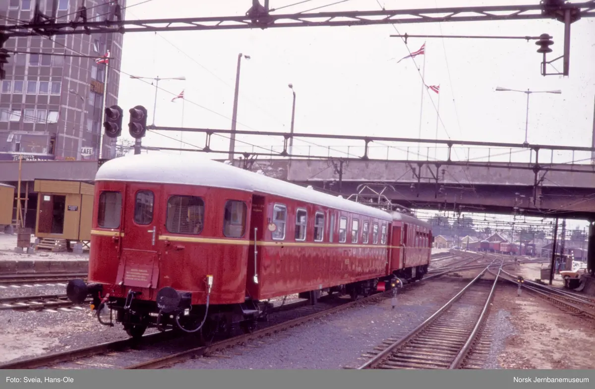 Elektrisk motorvogn BM 64 07 og personvogn litra B23 nr. 18174 eller ...