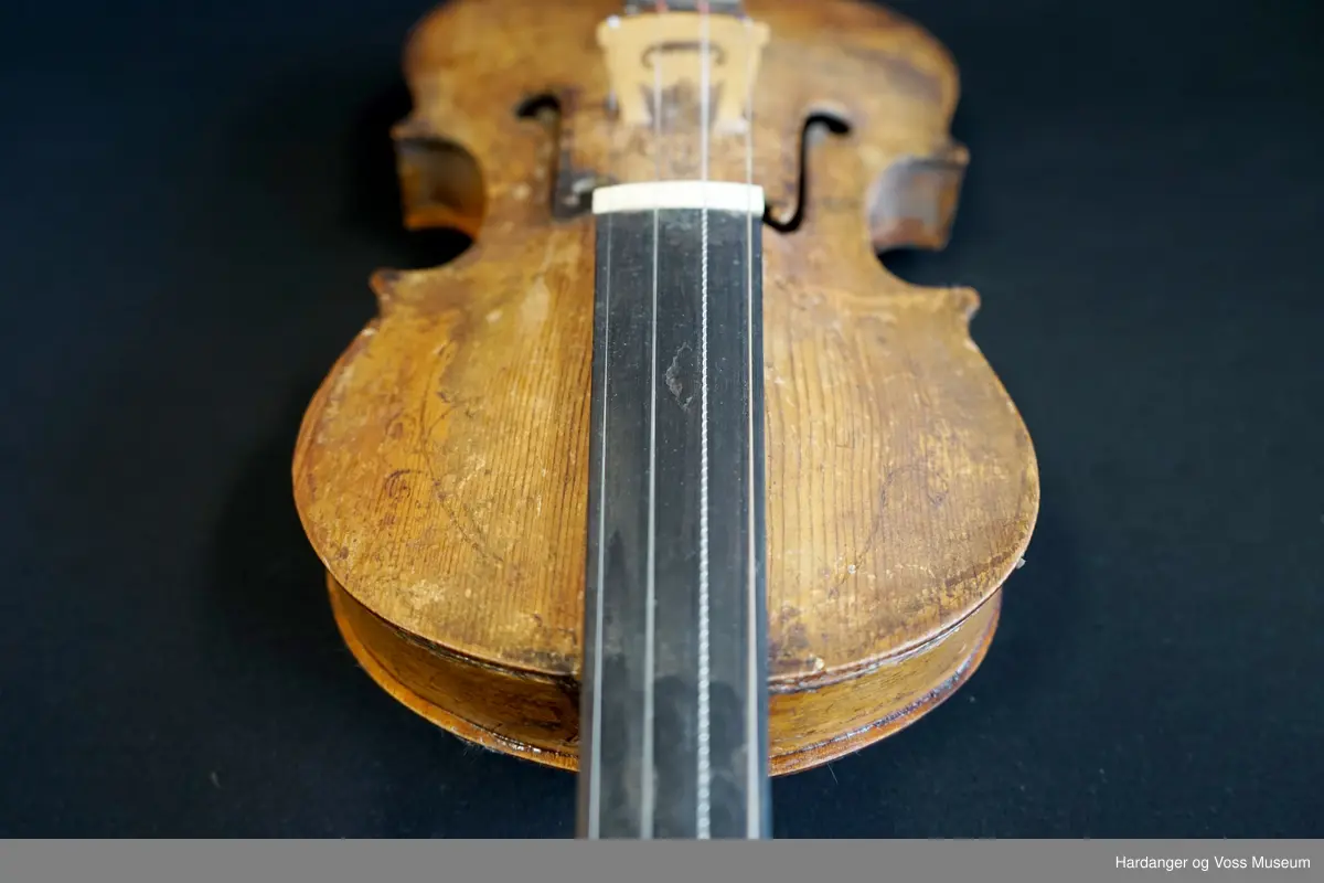 Hardingfele med felekasse og boge - Hardanger og Voss Museum ...