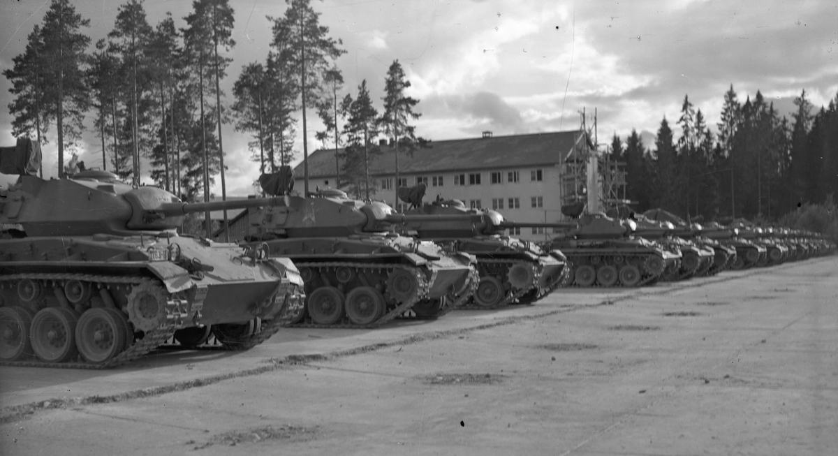 M24 Chaffee stridsvogner oppstilt på «betongen» i Trandum leir. Skjold ...