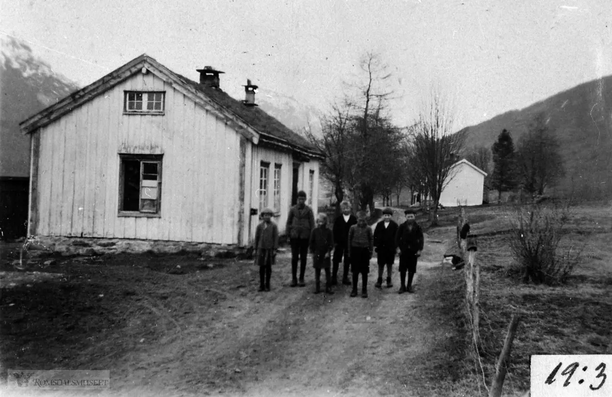 Skoleklasse ved Nerland skole. . - Romsdalsmuseet / DigitaltMuseum Skoleklasse ved Nerland skole. . - Romsdalsmuseet / DigitaltMuseum