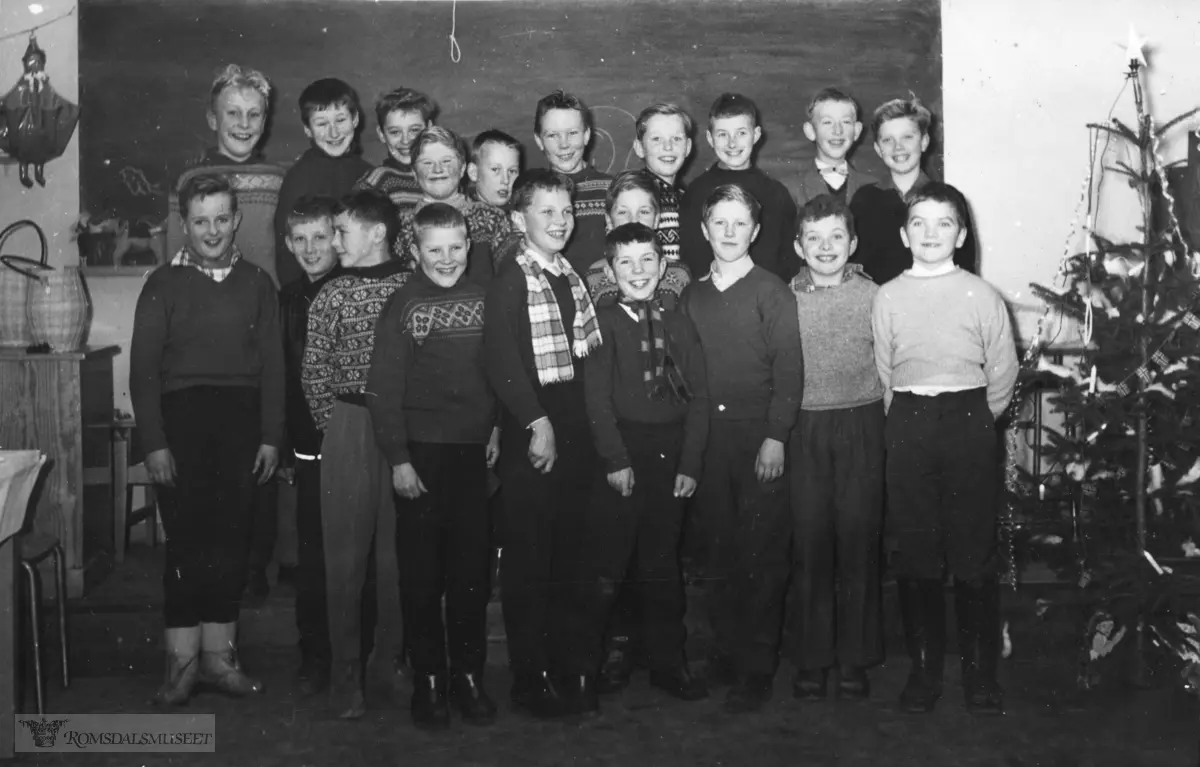 Arbeidstua Fuglset 1959. Gruppebilde. Bakre rekke fra venstre: Bernt ...