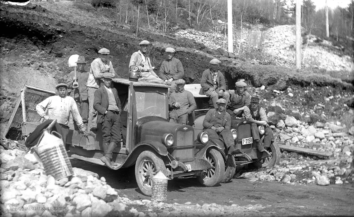 Gamle lastebiler og veiarbeidere på arbeid i grushålen på Ytternæs..Bil ...
