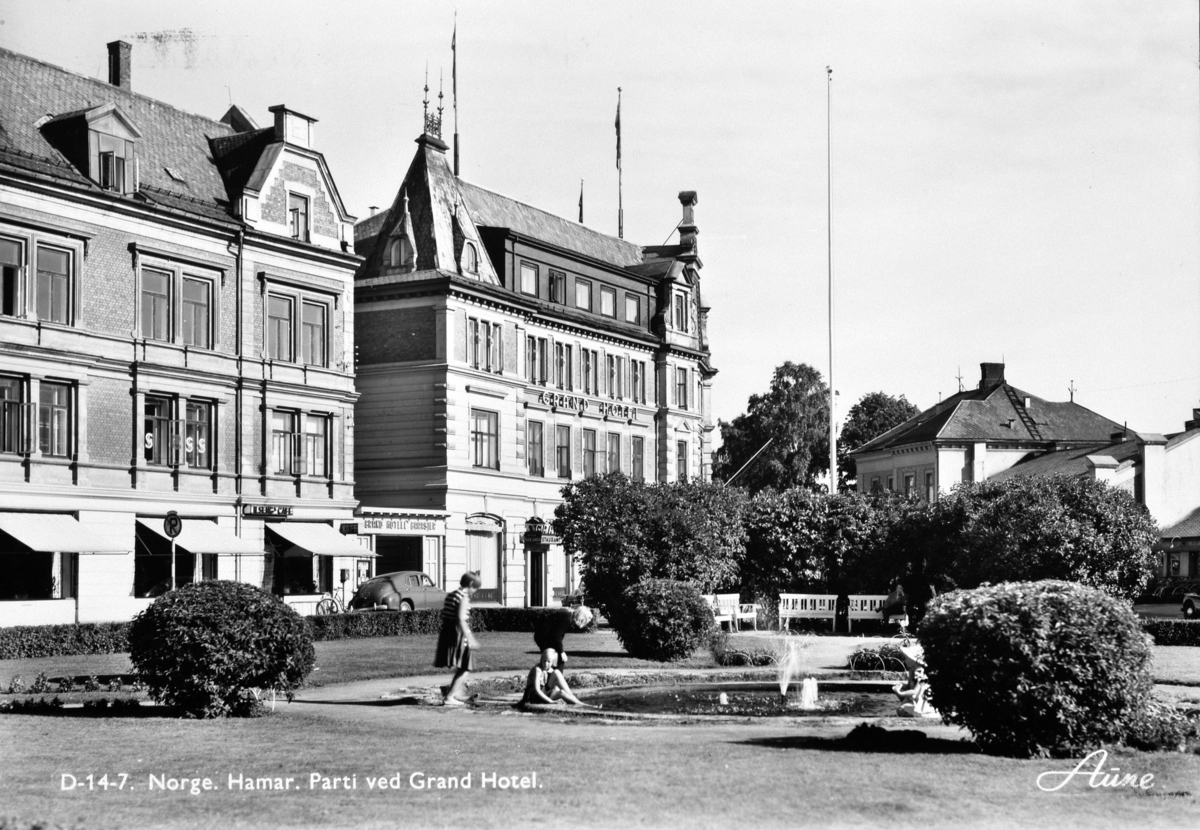 Postkort, Hamar, jernbaneplassen, Singergården og Grand Hotell, park ...