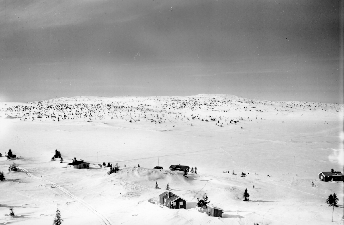 Flyfoto av bebyggelse i vinterlandskap på Sjusjøen, Ringsaker Almenning ...