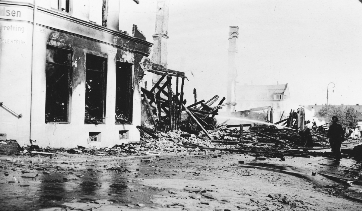Østre torg, Hamar. Brannruiner etter brannen 9. juli 1935. Torggata ...