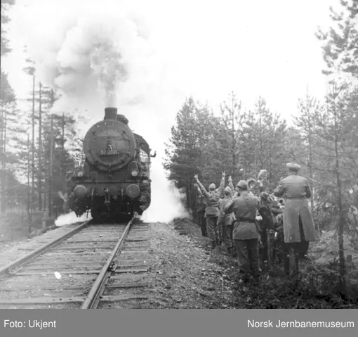Tog fra Sverige i 1945 trukket av damplok type 61a nr. 2031; begeistret ...