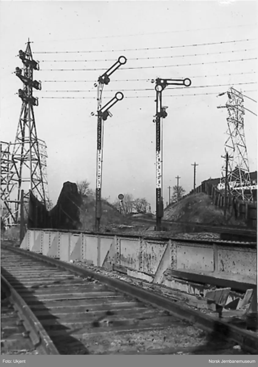 Fra Tøyen med sporet inn til Tøyen trafostasjon til venstre, to ...
