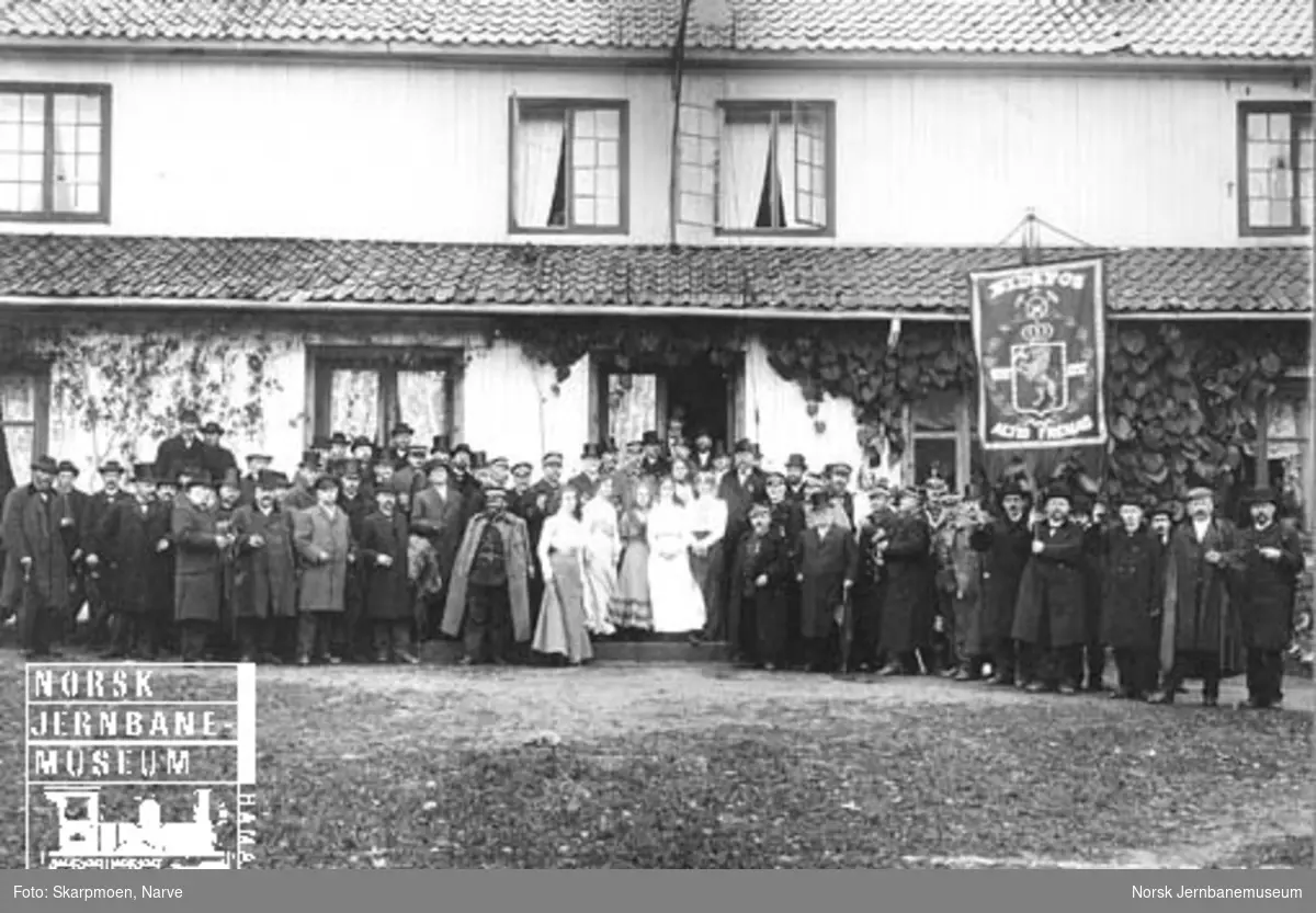Gruppebilde av gjestene på Eidsfos Hovedgaard ved Tønsberg ... Gruppebilde av gjestene på Eidsfos Hovedgaard ved Tønsberg ...