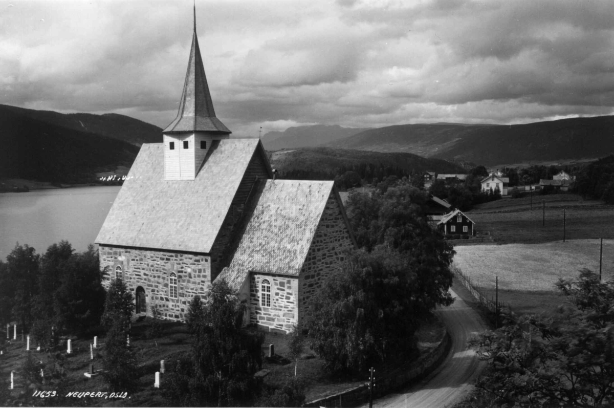 Vestre Slidre kirke, Oppland 1934. Steinkirke bygget 1150-1200. Omgitt ...